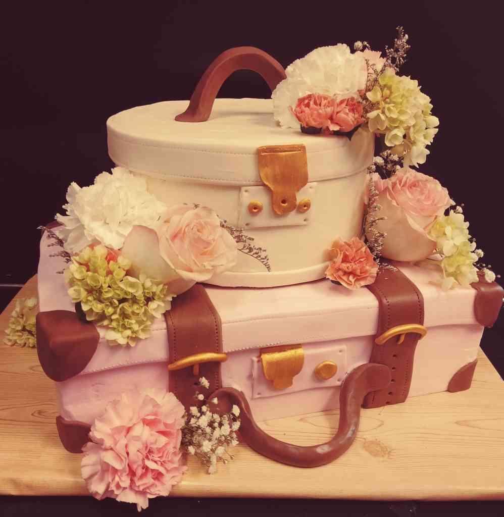 Fresh flower luggage cake - le' Bakery Sensual